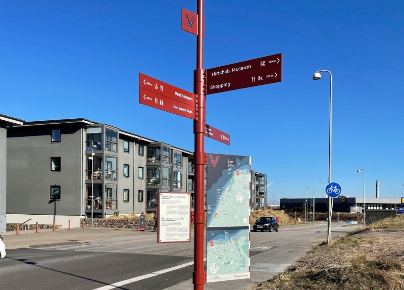 Har du set de nye røde skilte i Hirtshals? - NordsøPosten.dk