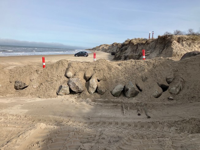 Store sten skal beskytte nedkørsel ved Tversted Strand - NordsøPosten.dk