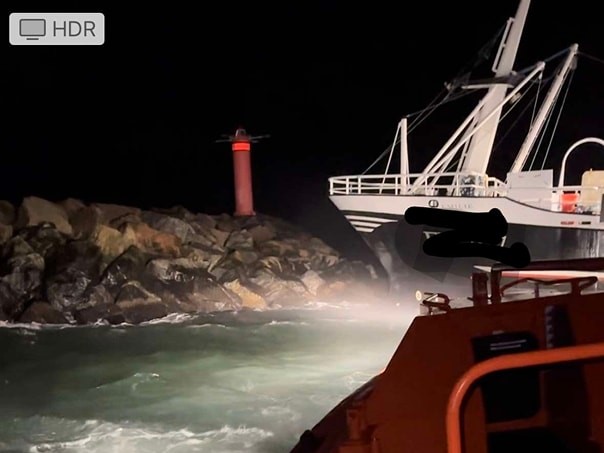 Fiskefartøj eskorteret sikkert i havn efter påsejling af mole ved Skagen - NordsøPosten.dk