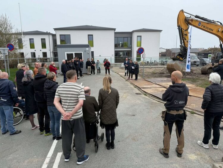 Første spadestik til nye friplejeboliger hos Havglimt i Hirtshals - NordsøPosten.dk